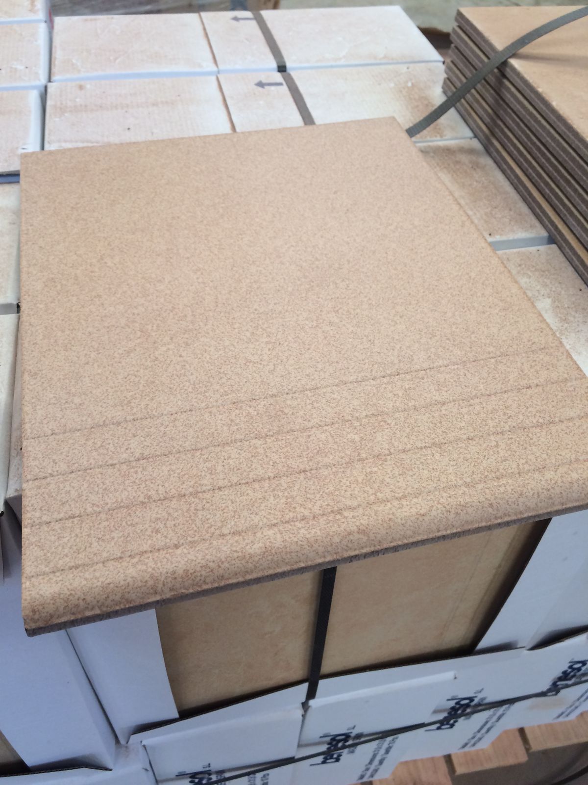 Degrau cerâmico Modena bege 31,6x31,6 cm Benesol Benesol MoBe31P ...